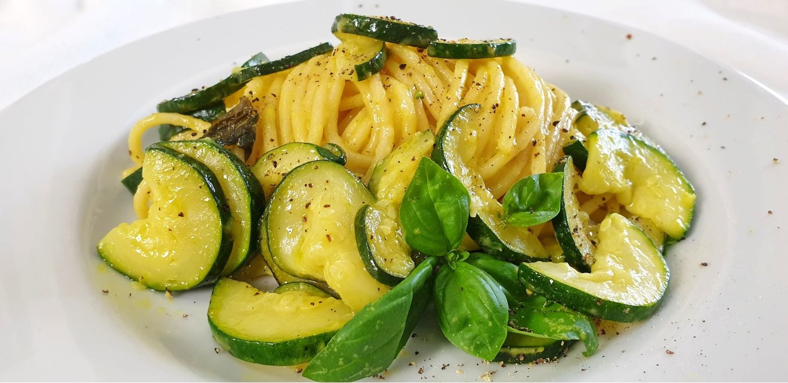 Spaghetti con zucchine e crema di parmigiano: la carbonara vegetale ...